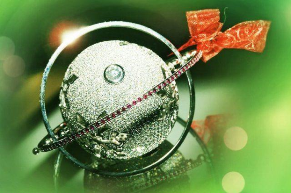What is the cost of the most expensive Christmas ornaments? | BB.LV